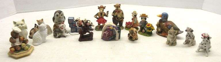 (19) Older animal figures, includes: Cats, dogs, duck, bear, elephant ...