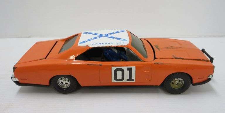 1981 ERTL General Lee Dodge Charger with Dukes of Hazzard figurines, Bo ...