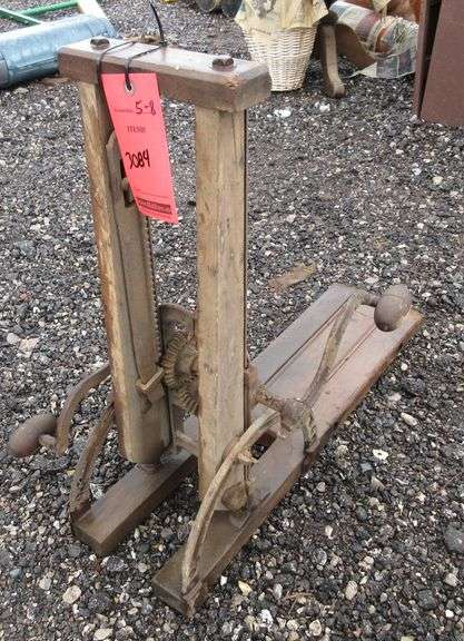 Antique barn beam drill, works - Albrecht Auction Service