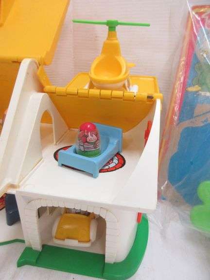 (3) Vintage Hasbro weeble toy sets, include: 1973 Weebie cottage and ...