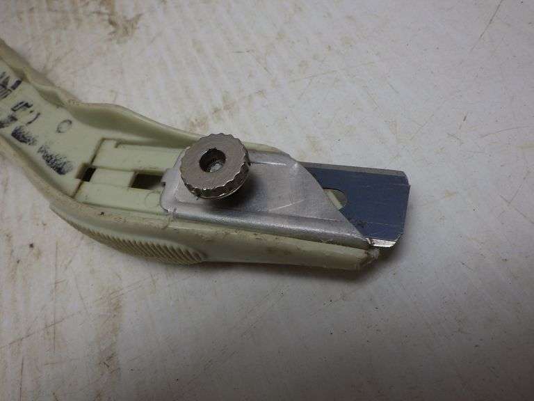 Approx. (25) Utility knives, box cutters, and scrapers, includes ...