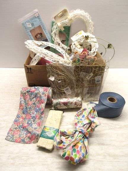 Assorted craft items - Albrecht Auction Service