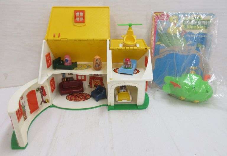 (3) Vintage Hasbro weeble toy sets, include: 1973 Weebie cottage and ...