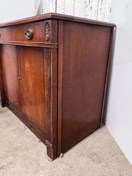 Saginaw table, small table or extends to 83" with leaves, has padded ...