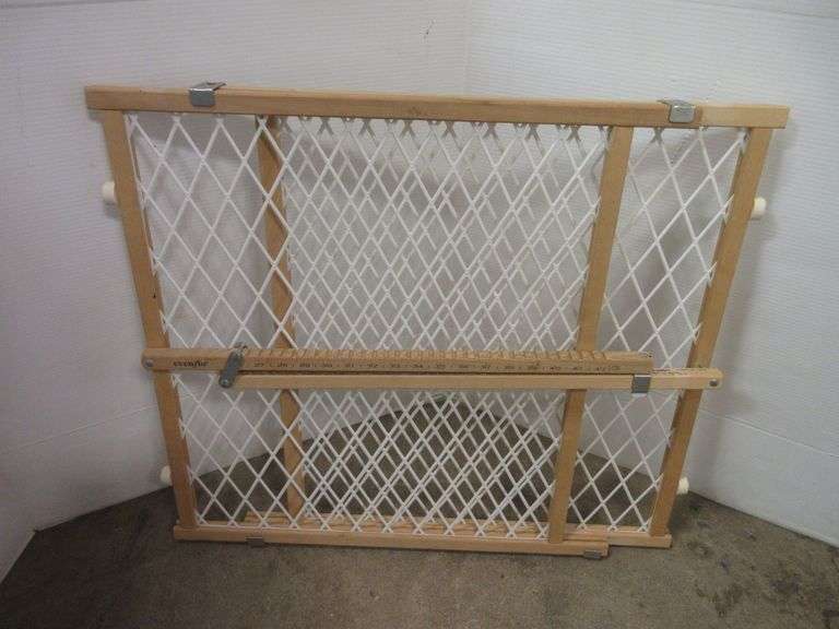 Gate, 26 1/4"W when closed - Albrecht Auction Service
