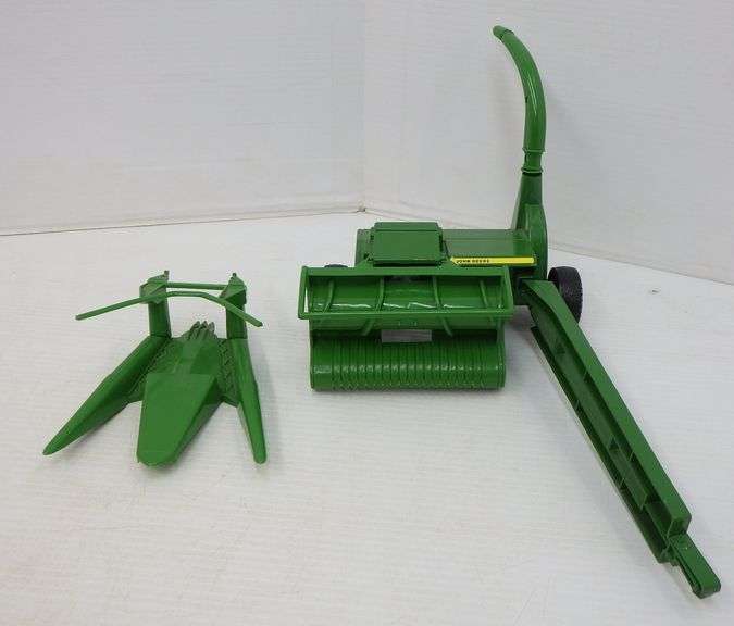 Ertl John Deere toy silage chopper with two detachable heads, plastic ...