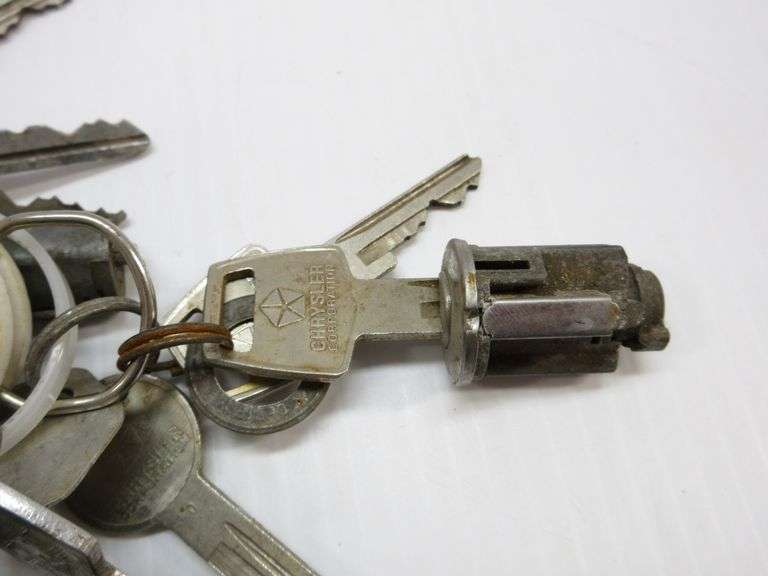 (3) Chrysler keys with switches, (4) Name tags American flag, one has ...