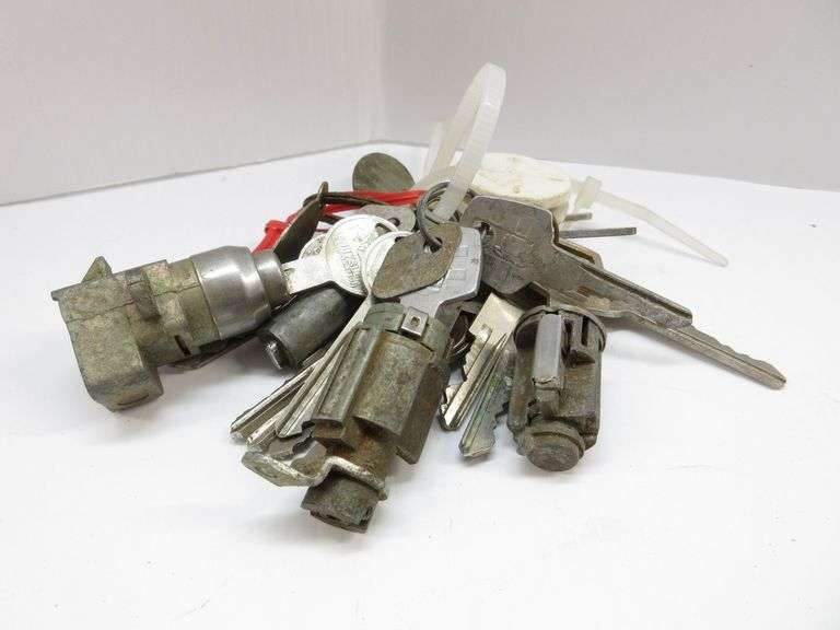 (3) Chrysler keys with switches, (4) Name tags American flag, one has ...