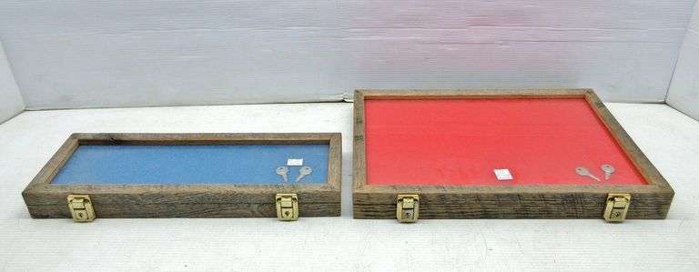 (2) Wooden display cases with keys, in excellent condition - Albrecht ...