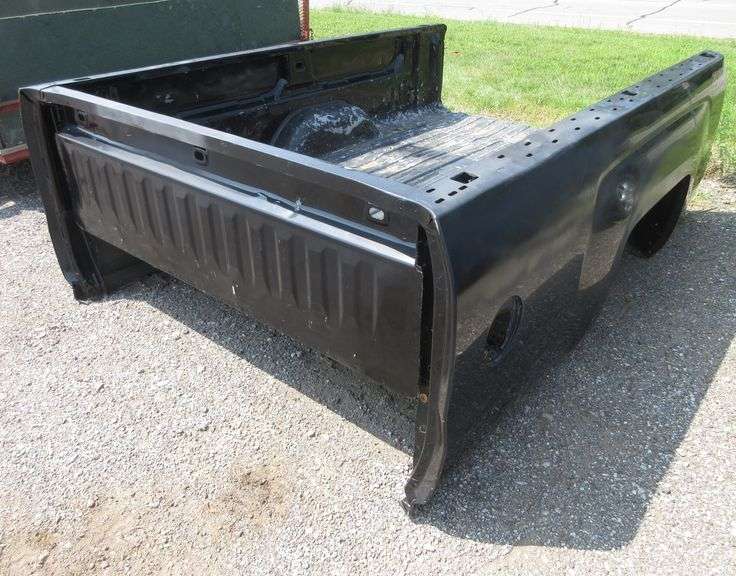 2007-2013 GM long box, wheel wells have been replaced, small dents and ...