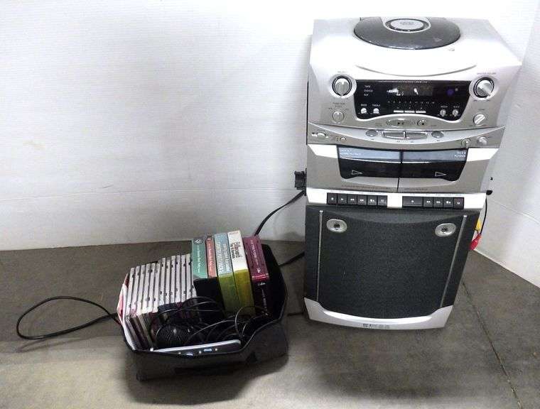 Singing machine, has remote, two microphones, over (18) CDs to use with ...