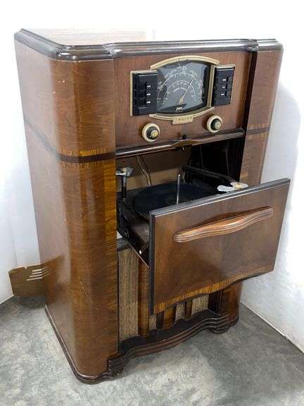 Vintage Zenith shortwave radio with record player, dates to early 1940s ...