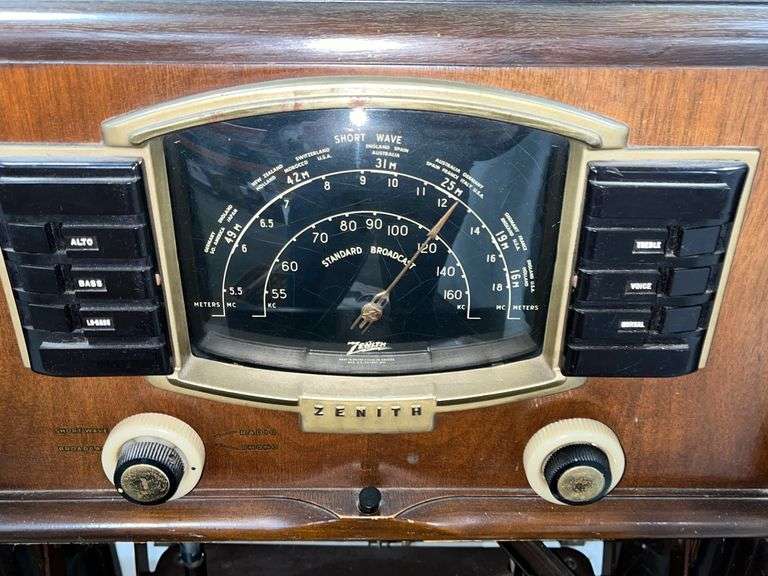 Vintage Zenith shortwave radio with record player, dates to early 1940s ...