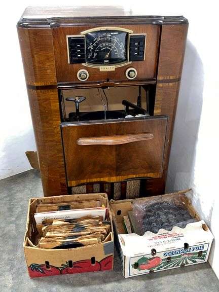 Vintage Zenith shortwave radio with record player, dates to early 1940s ...