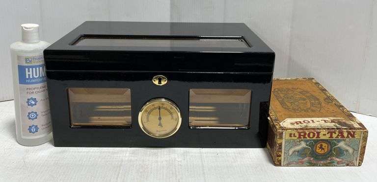 Black Venetian 125 count humidor, key not included, magnetically ...