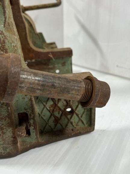 Sheldon adjustable bench vise, 2-jaw, 7" and 4" - Albrecht Auction Service