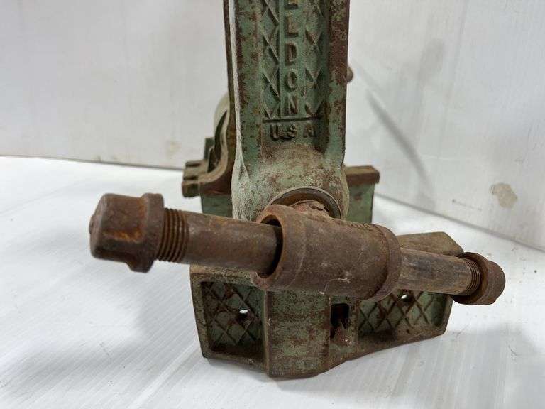 Sheldon adjustable bench vise, 2-jaw, 7" and 4" - Albrecht Auction Service