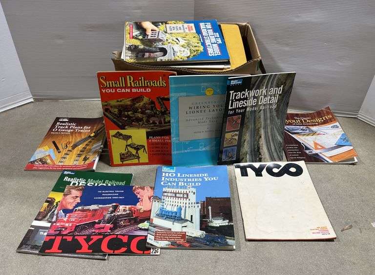 (35) Model railroad books, layout plants, history of trains design ...