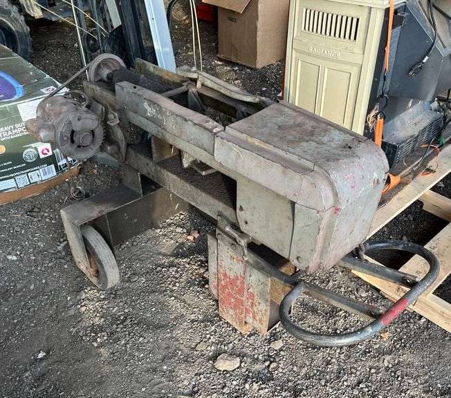 Band saw, frame- approx. 4'L, works well - Albrecht Auction Service