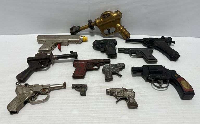 (12) Old cap guns, include: Atomic by Daisy, Wyandotte, Dragnet, G-max ...