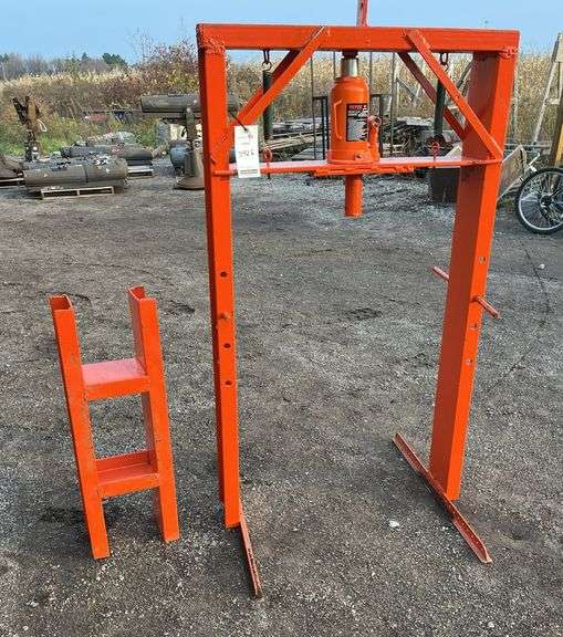 20-Ton press jack, 35"W x 63"H, new - Albrecht Auction Service