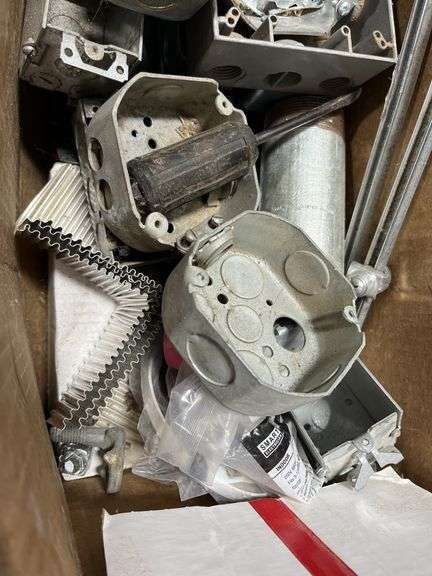 Electrical boxes, spreader bars, fixtures - Albrecht Auction Service