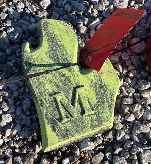 Concrete Michigan mitten, fair - Albrecht Auction Service