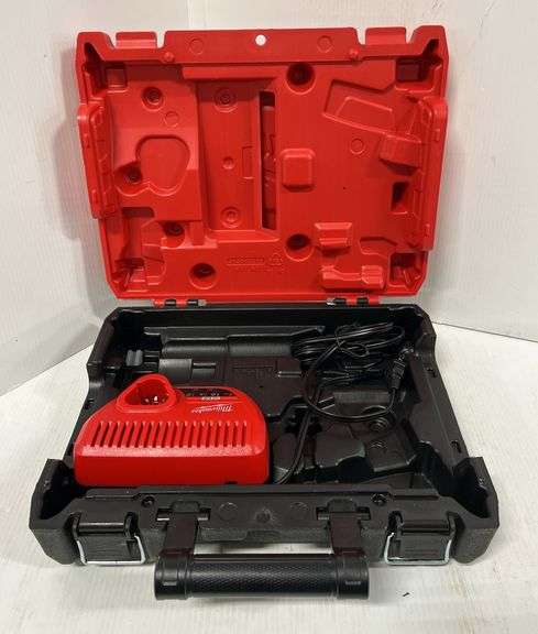 Milwaukee toolbox with 12V charger, new - Albrecht Auction Service