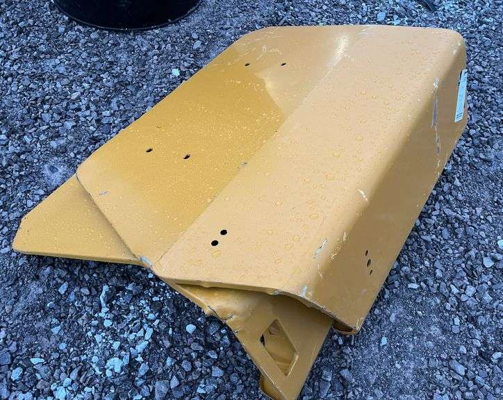 Set of (2) Rear tractor fenders, with some scratches in the paint ...