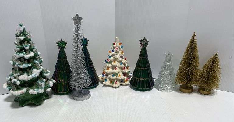 Older Atlantic Molds Christmas tree, green color; White ceramic ...
