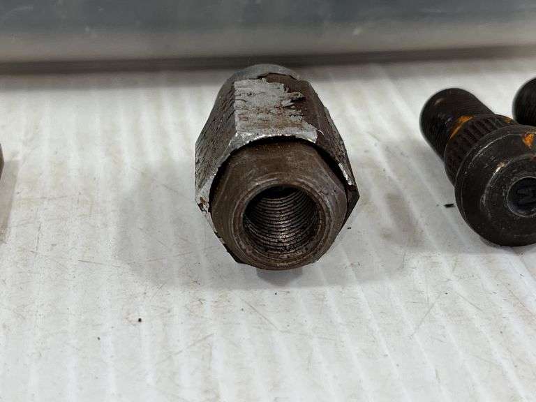 Assorted wheel studs, comes in different sizes - Albrecht Auction Service