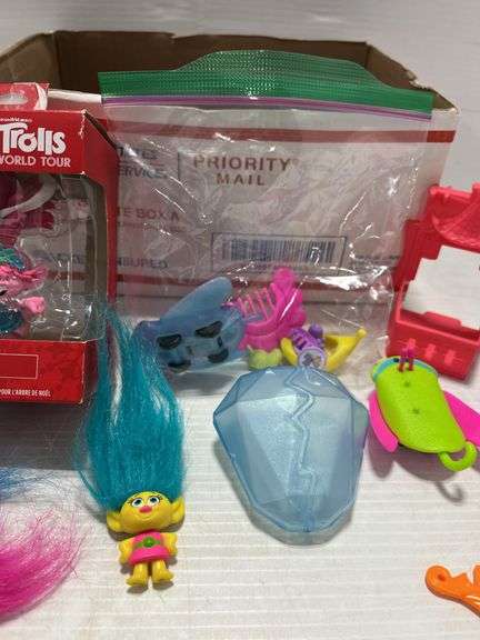 (15) Dreamworks Trolls dolls, collectible figurines with accessories ...