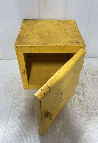 Equipto locking storage box, 12" x 12" x 12", good - Albrecht Auction ...