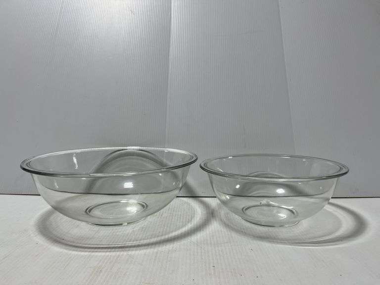 (2) Large Pyrex mixing bowls, clear 4-quart and 2 1/2-quart, good shape ...