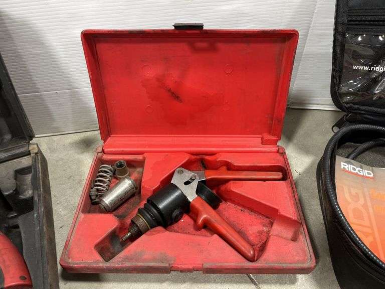 HVAC mechanics tool kits, includes: Snap-On UV leak detection kit ...