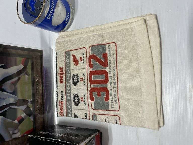 Assorted sports memorabilia, includes: Detroit Tigers autographs of ...