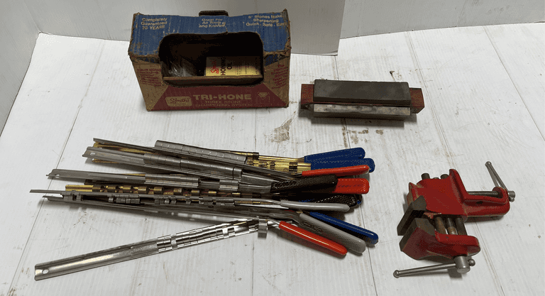 Smith's tri hone kit, includes: (3) Stones, and Arkansas honing oil ...