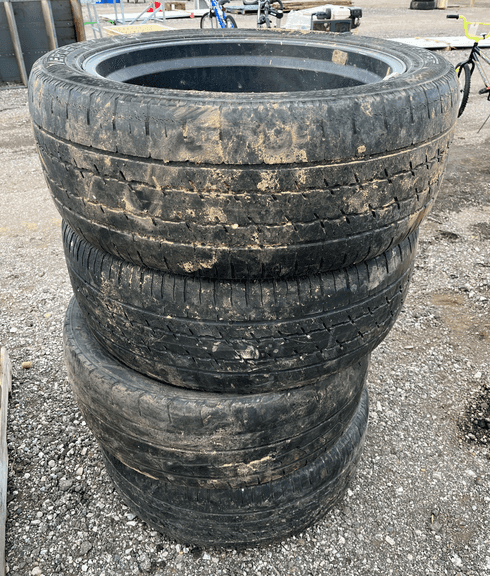 American racing rims with tries, 305-40-R22, heavy wear on wheels and ...