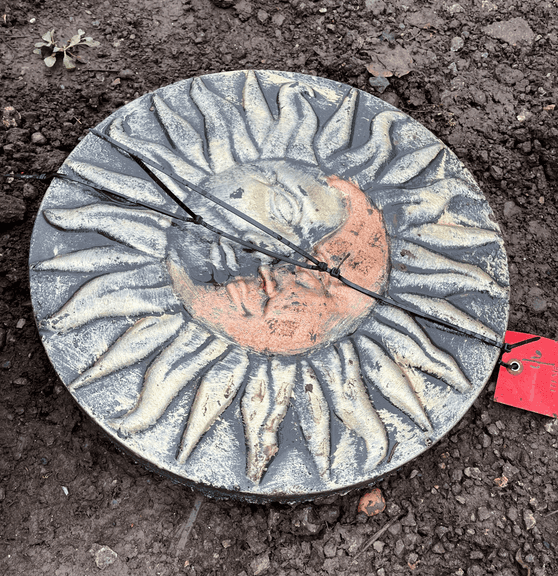 Concrete sun statue, new - Albrecht Auction Service