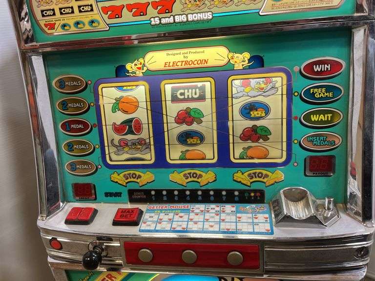 1990's Getter Mouse classic quarter slot machine, 19" x 15" x 32 ...