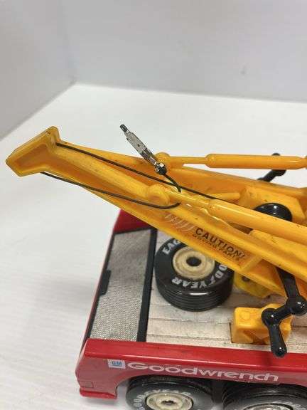 Toy tow truck, GM Goodwrench, all sirens, horns, lights and hook work ...
