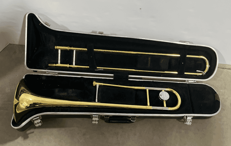 Yamaha trombone with case an Yamaha 45C2 mouthpiece, Model No. YSL-354 ...