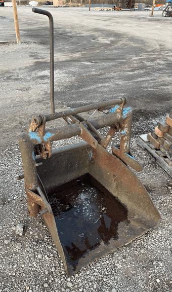 Ford 3-point bucket, 27" x 30" - Albrecht Auction Service