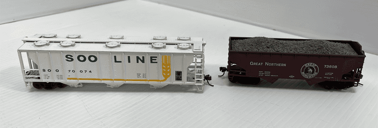 (14) HO Boxcars completed train kits, (8) HO dummy boxcar completed ...