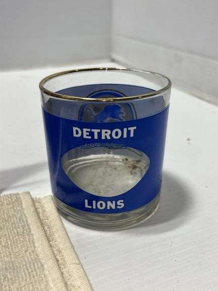 Assorted sports memorabilia, includes: Detroit Tigers autographs of ...