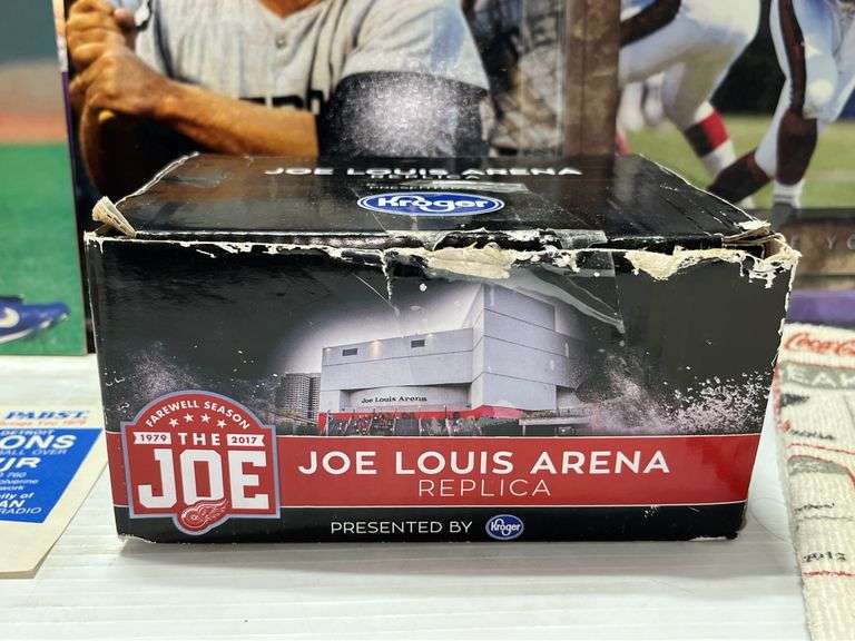 Assorted sports memorabilia, includes: Detroit Tigers autographs of ...