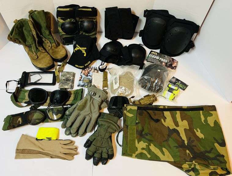 Military and related gear with flat tote, good - Albrecht Auction Service