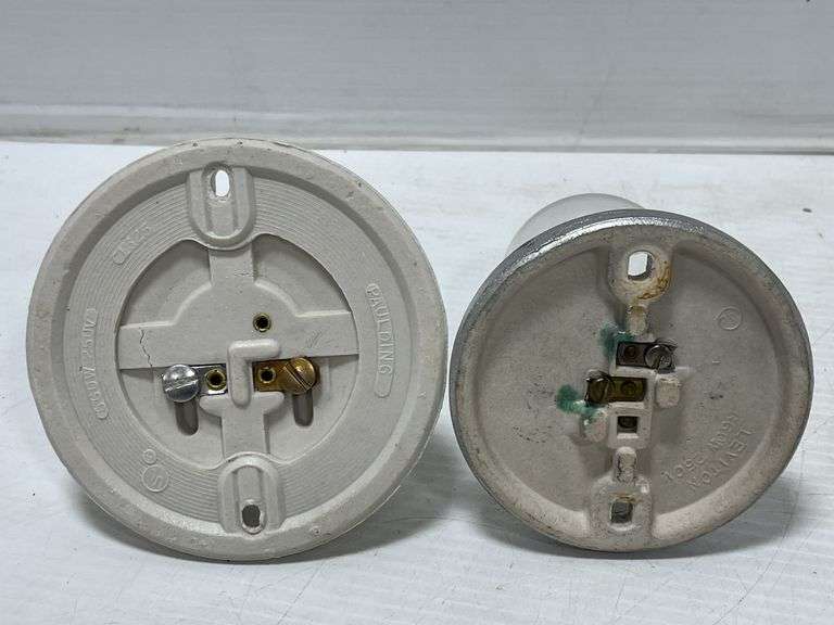 Old bulbs, 2- fixtures, and aerolux bulb - Albrecht Auction Service