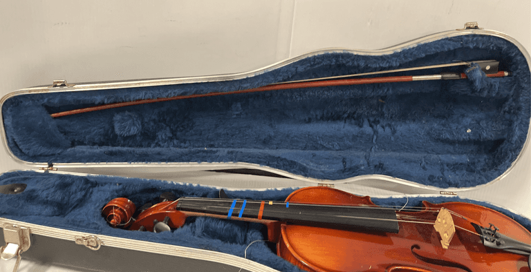 Stradivarius copy violin with bow in case - Albrecht Auction Service