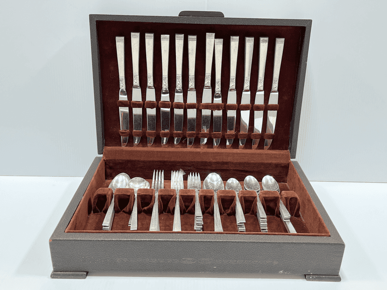 Older 70-Piece community silver plate silverware set, in original ...